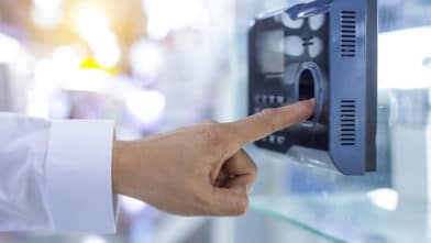 Keunggulan Absensi Barcode dibandingkan Absensi Sidik Jari
